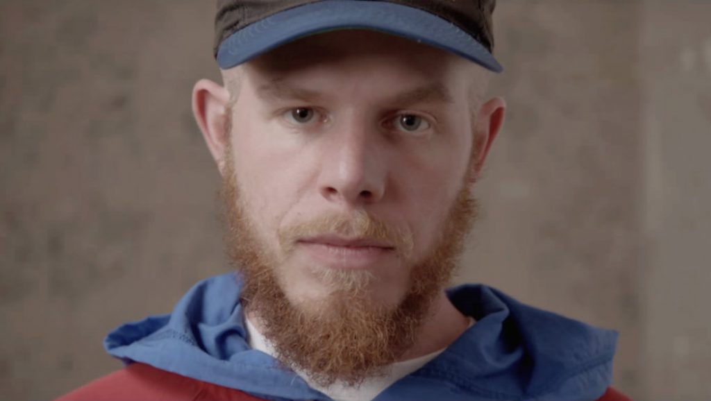 Aaron Cohen voit rouge dans son dernier clip, "See Red" (VIDEO)